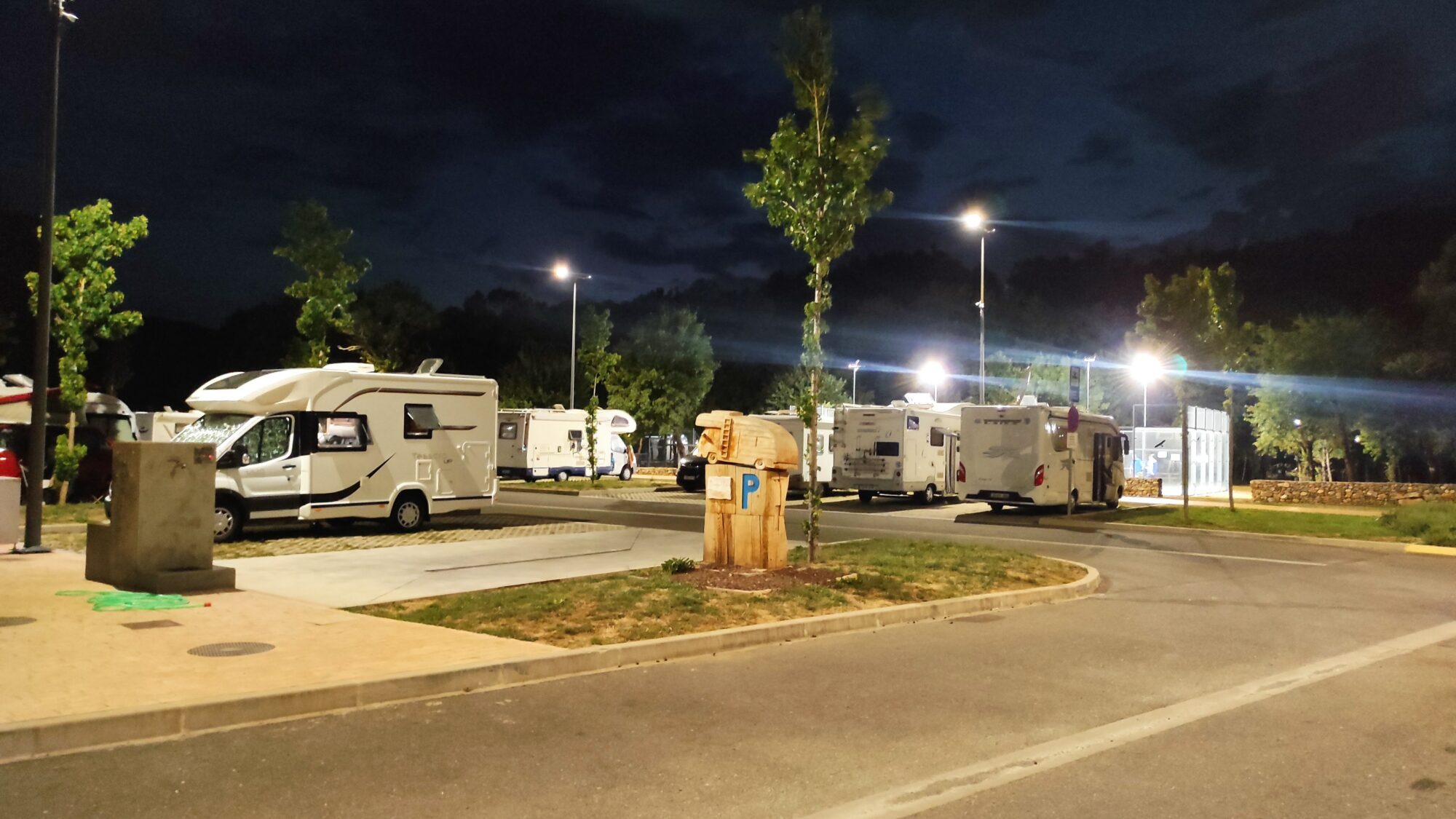 Área de autocaravanas de Baralla - Un balcón cada noche